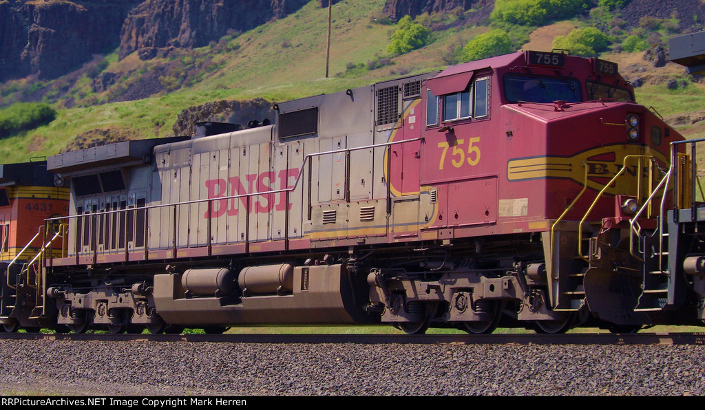 BNSF 755